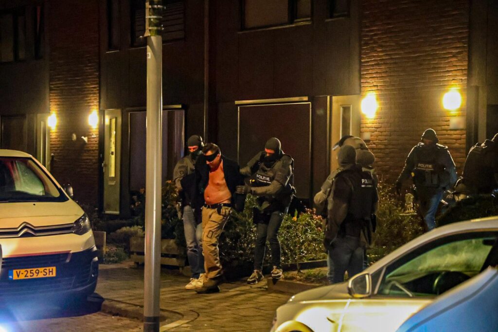 DSI doet inval in woning; man aangehouden - 112 Nederland