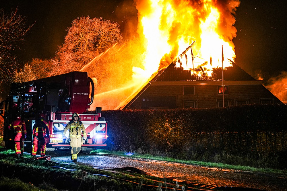 Uitslaande brand legt woonboerderij in de as - 112 Nederland