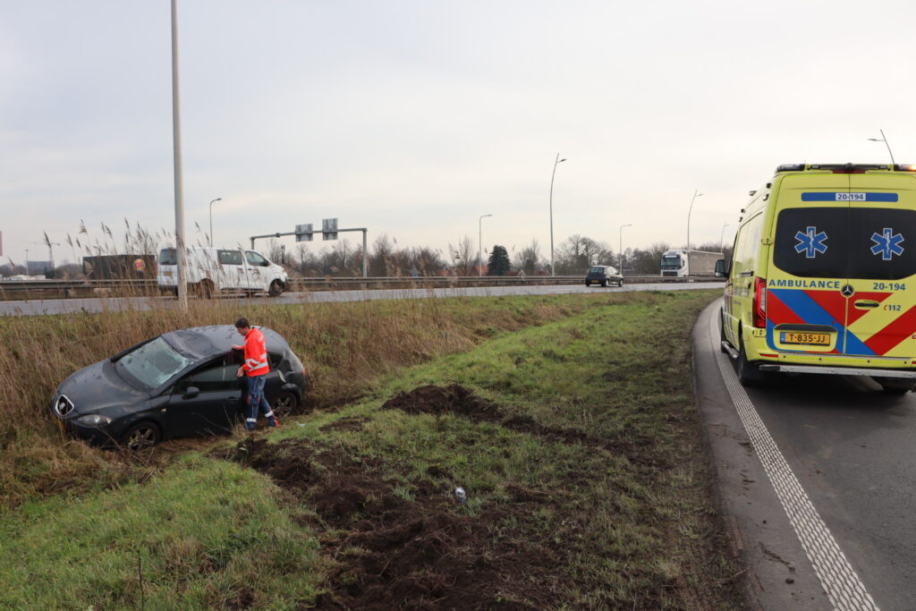 Vrouw verliest controle over stuur en belandt ondersteboven in de berm - 112 Nederland