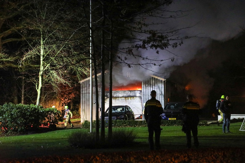 Uitslaande brand verwoest schuur in buitengebied - 112 Nederland