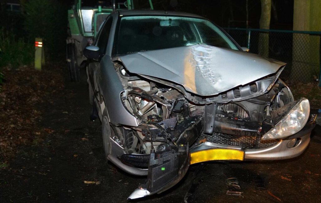 Auto botst tegen boom, bestuurder onder invloed - 112 Nederland