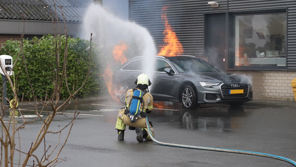 Auto vliegt in brand naast bedrijfspand - 112 Nederland
