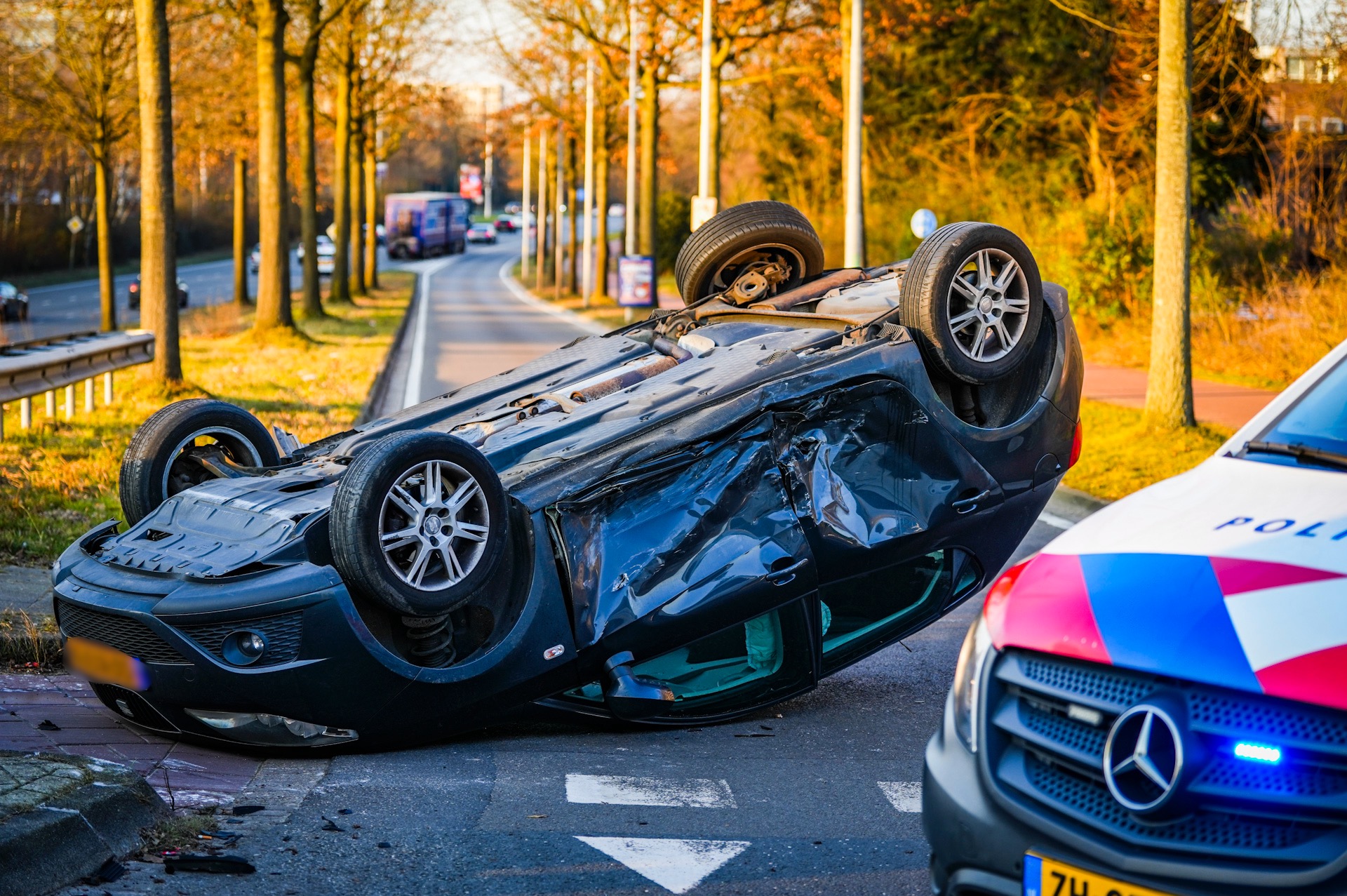 Auto over de kop, verkeersopstopping tijdens avondspits - 112 Nederland