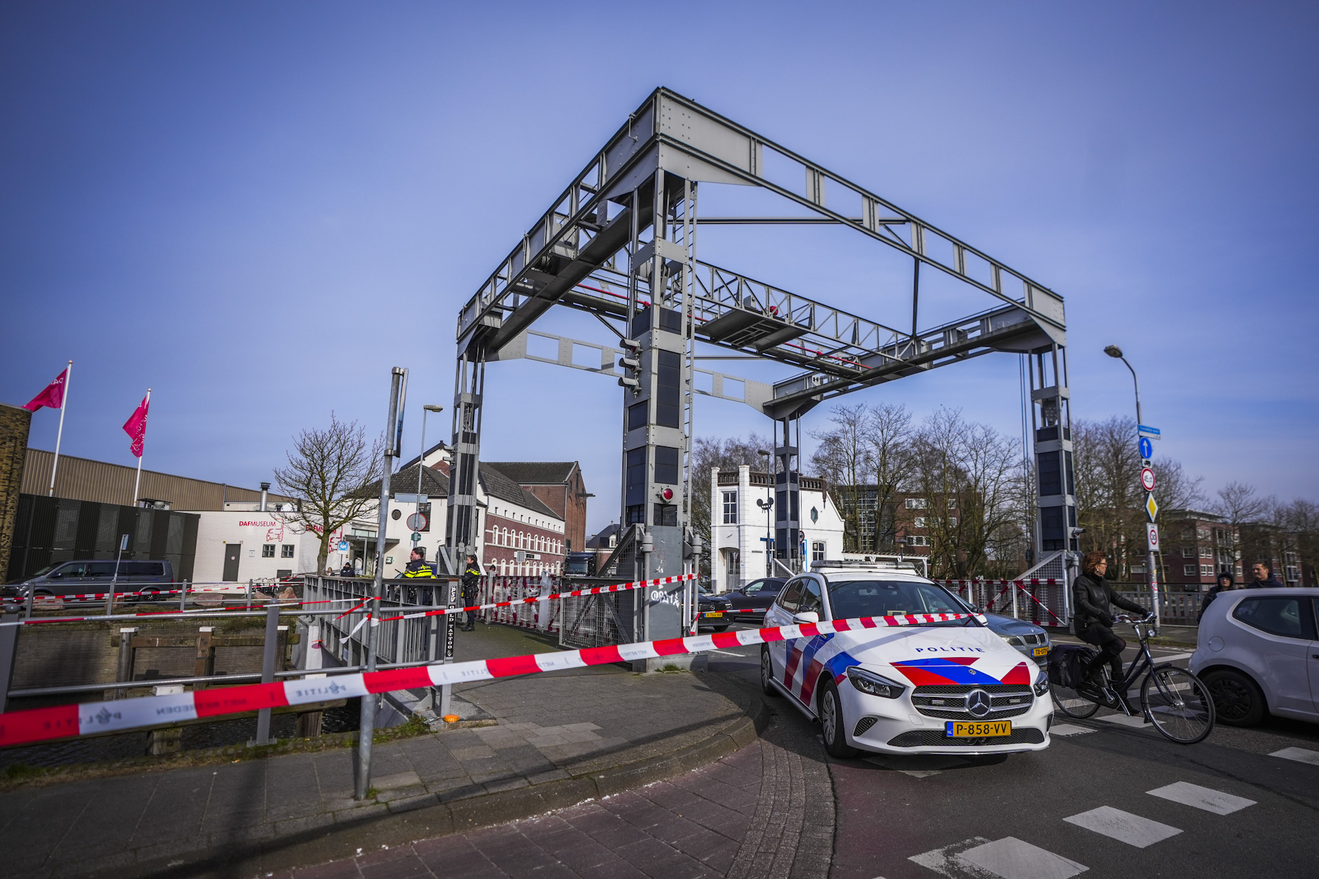 Lichaam gevonden in kanaal, politie doet onderzoek - 112 Nederland