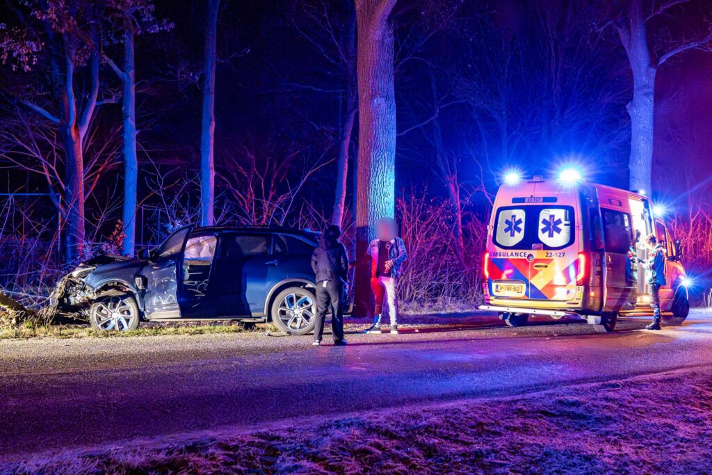 Auto botst tegen boom, bestuurder lichtgewond - 112 Nederland