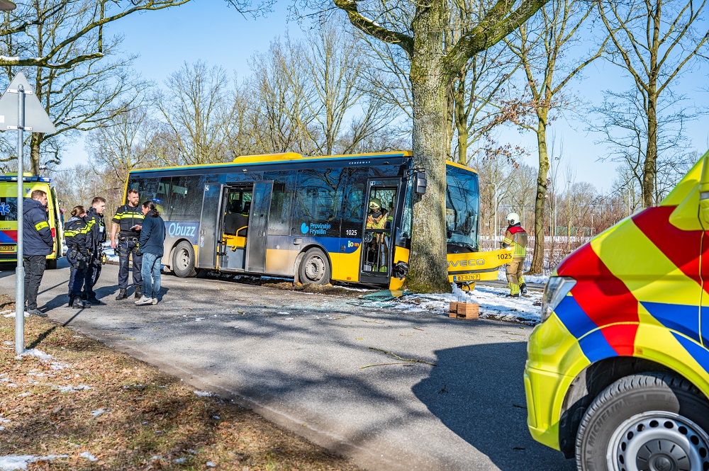 Bus rijdt tegen boom: chauffeur gewond - 112 Nederland