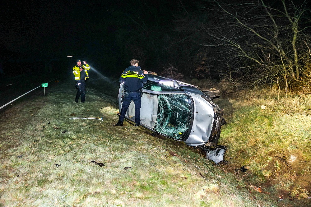 Auto zwaar beschadigd na crash, bestuurder slaat op de vlucht - 112 Nederland