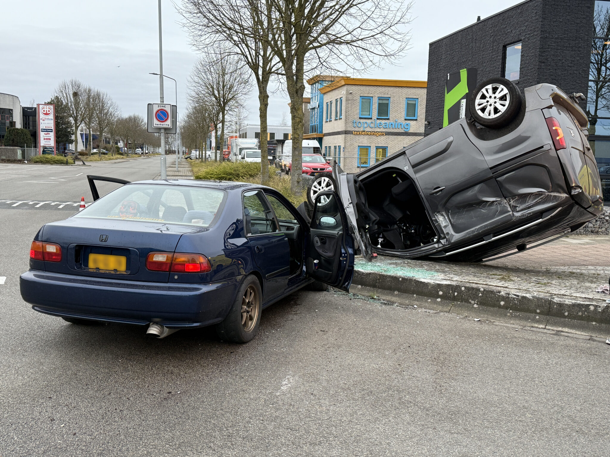 Bestelwagen over de kop door botsing, twee mensen gewond - 112 Nederland