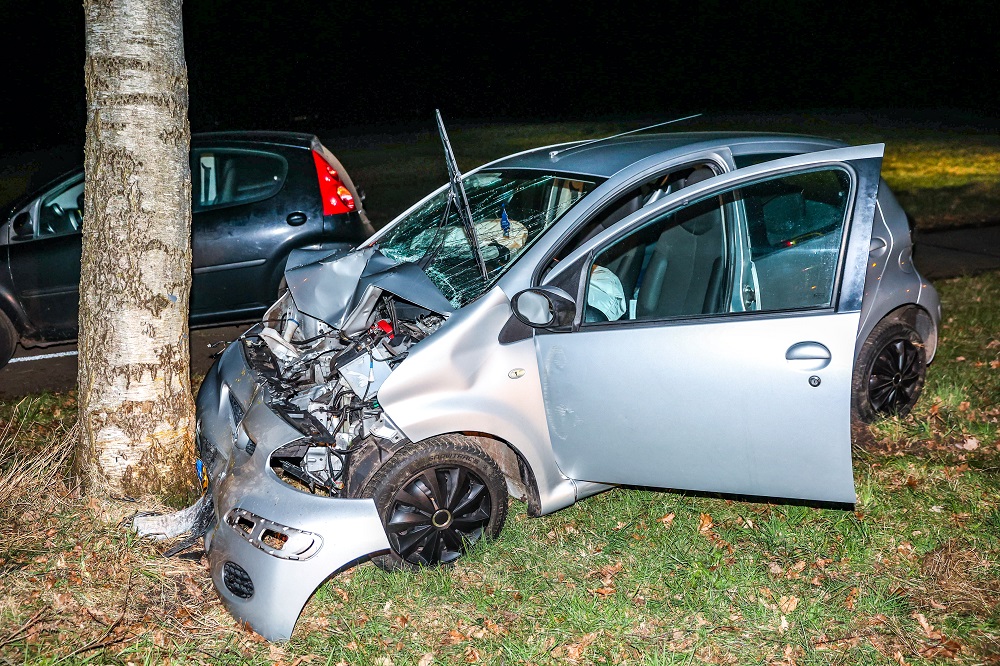 Auto botst tegen boom, bestuurder gewond - 112 Nederland