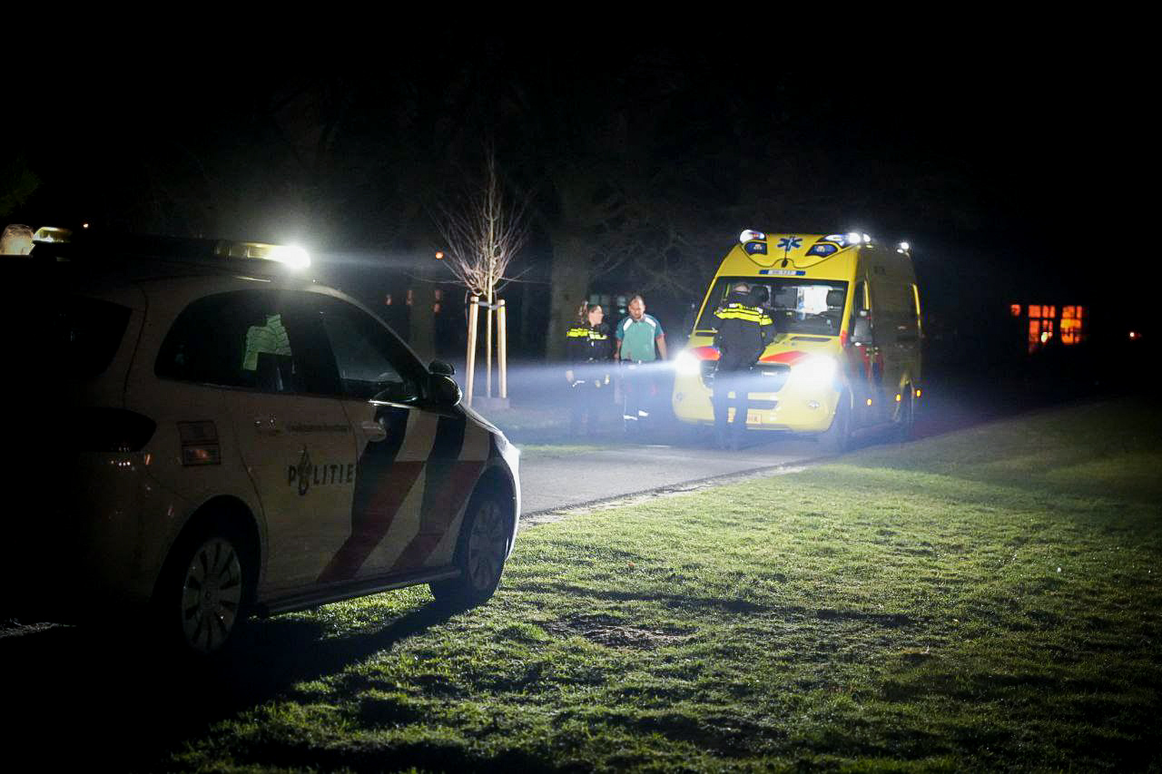 Vrouw neergestoken in park, politie doet onderzoek - 112 Nederland