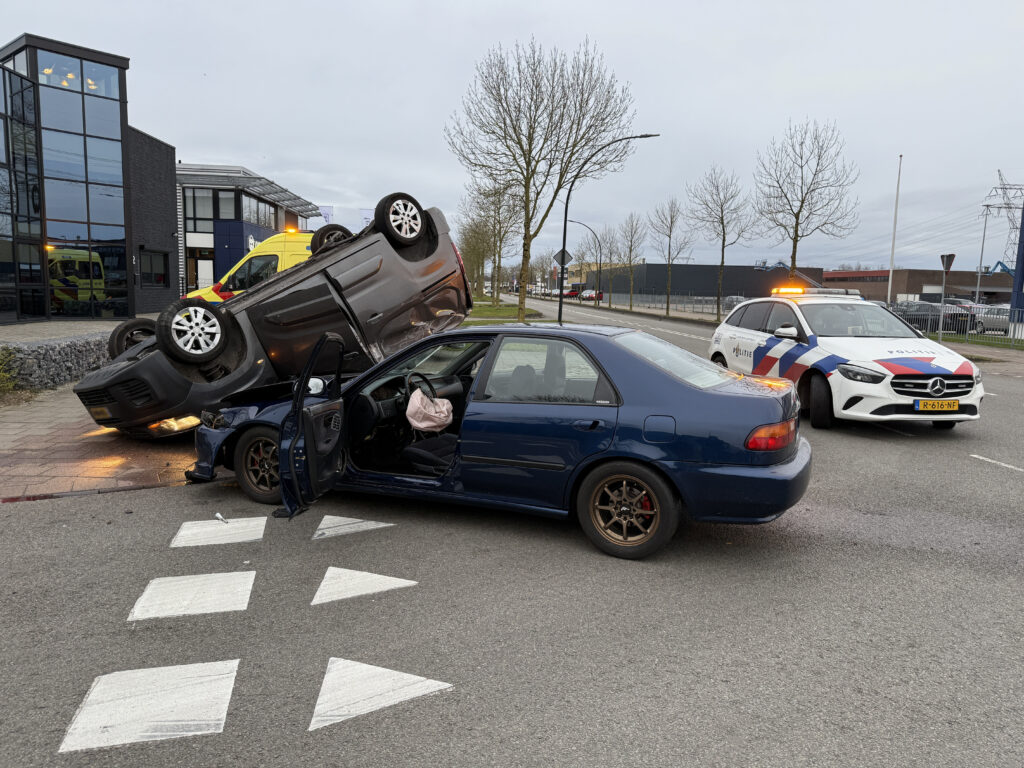Bestelwagen over de kop door botsing, twee mensen gewond - 112 Nederland