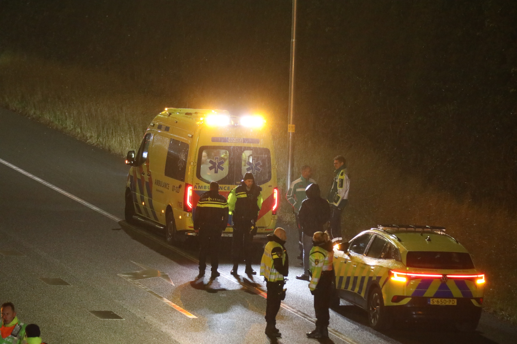 Ernstig ongeval met motorrijder op snelweg; weg nog hele avond dicht - 112 Nederland