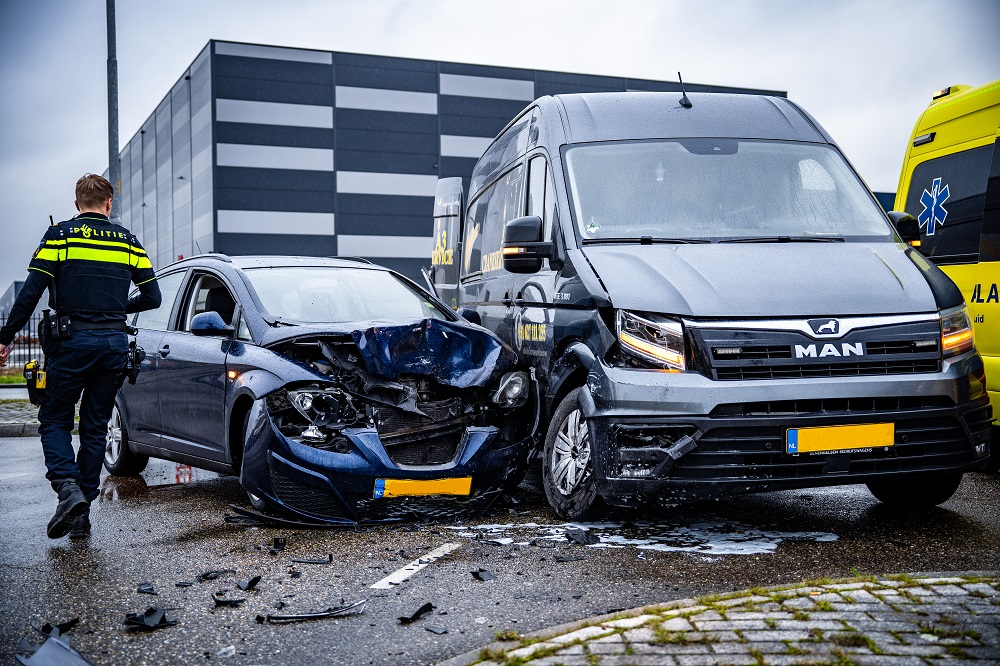 Gewonde en veel schade door botsing tussen auto en bestelbus - 112 Nederland