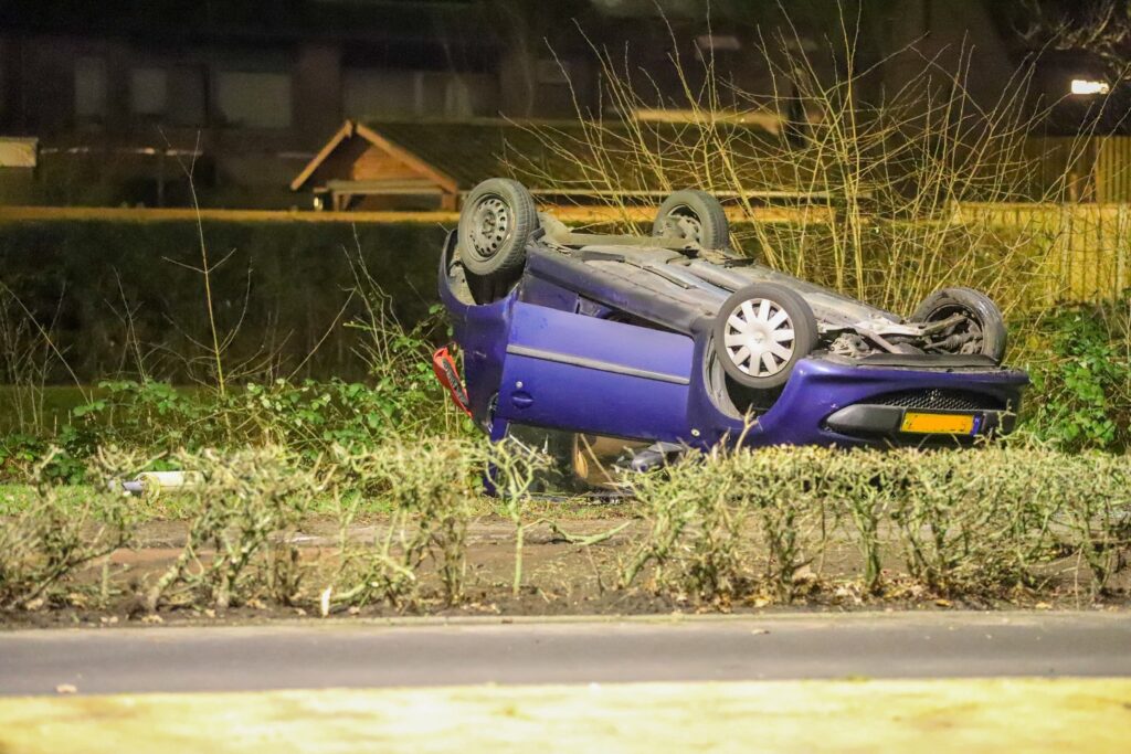 Auto slaat over de kop, inzittenden gevlucht - 112 Nederland
