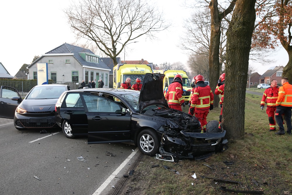 Auto botst tegen boom na aanrijding - 112 Nederland