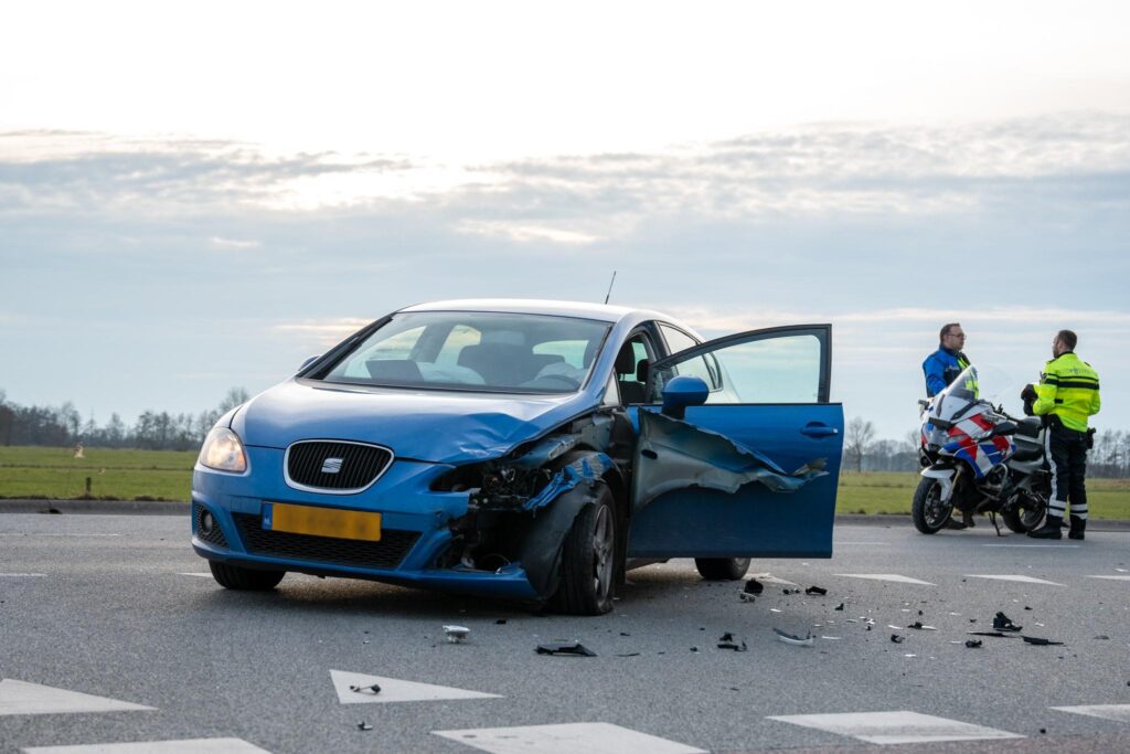 Motorrijder zwaargewond na aanrijding met auto - 112 Nederland