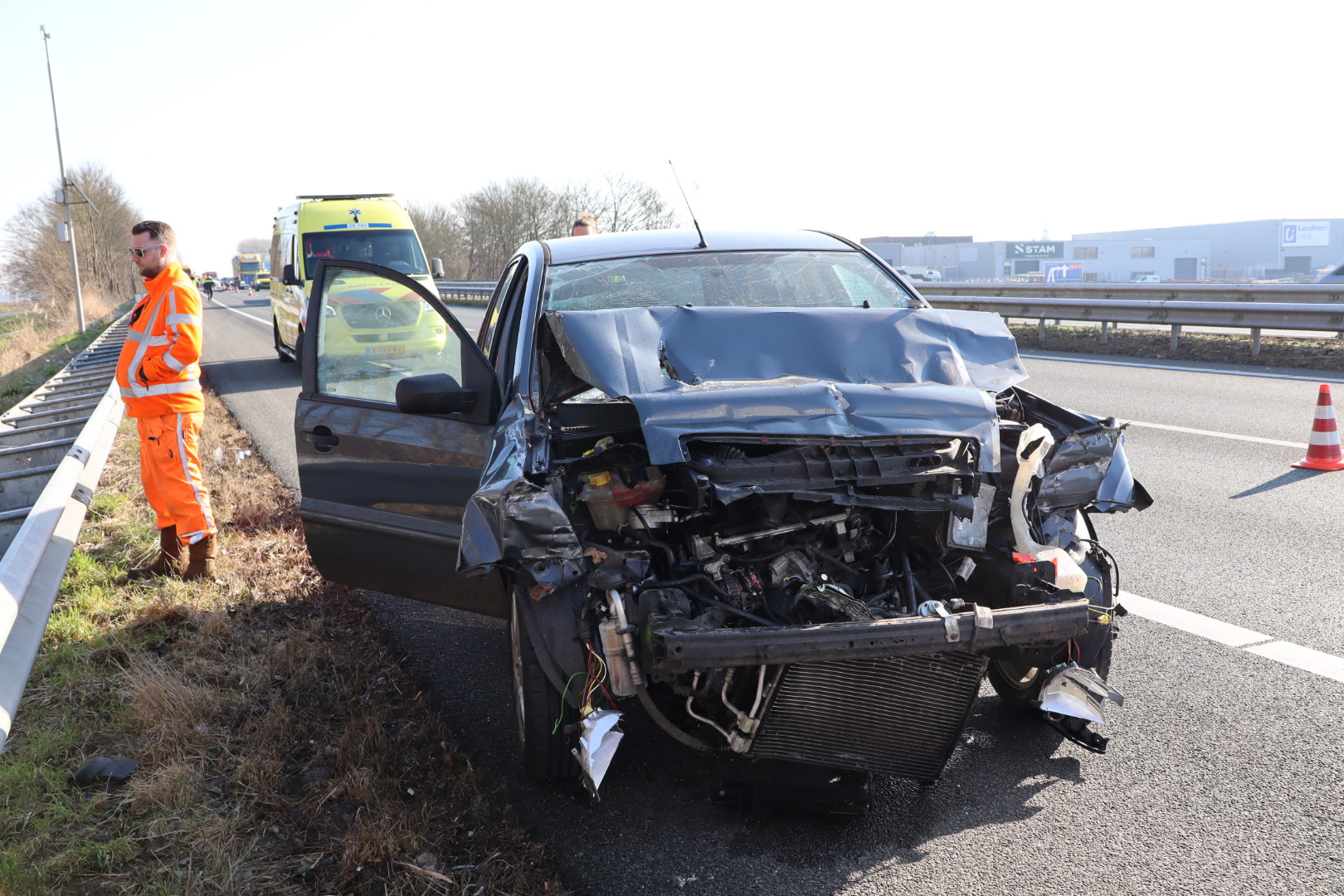 Automobilist botst achterop vrachtwagen op snelweg - 112 Nederland