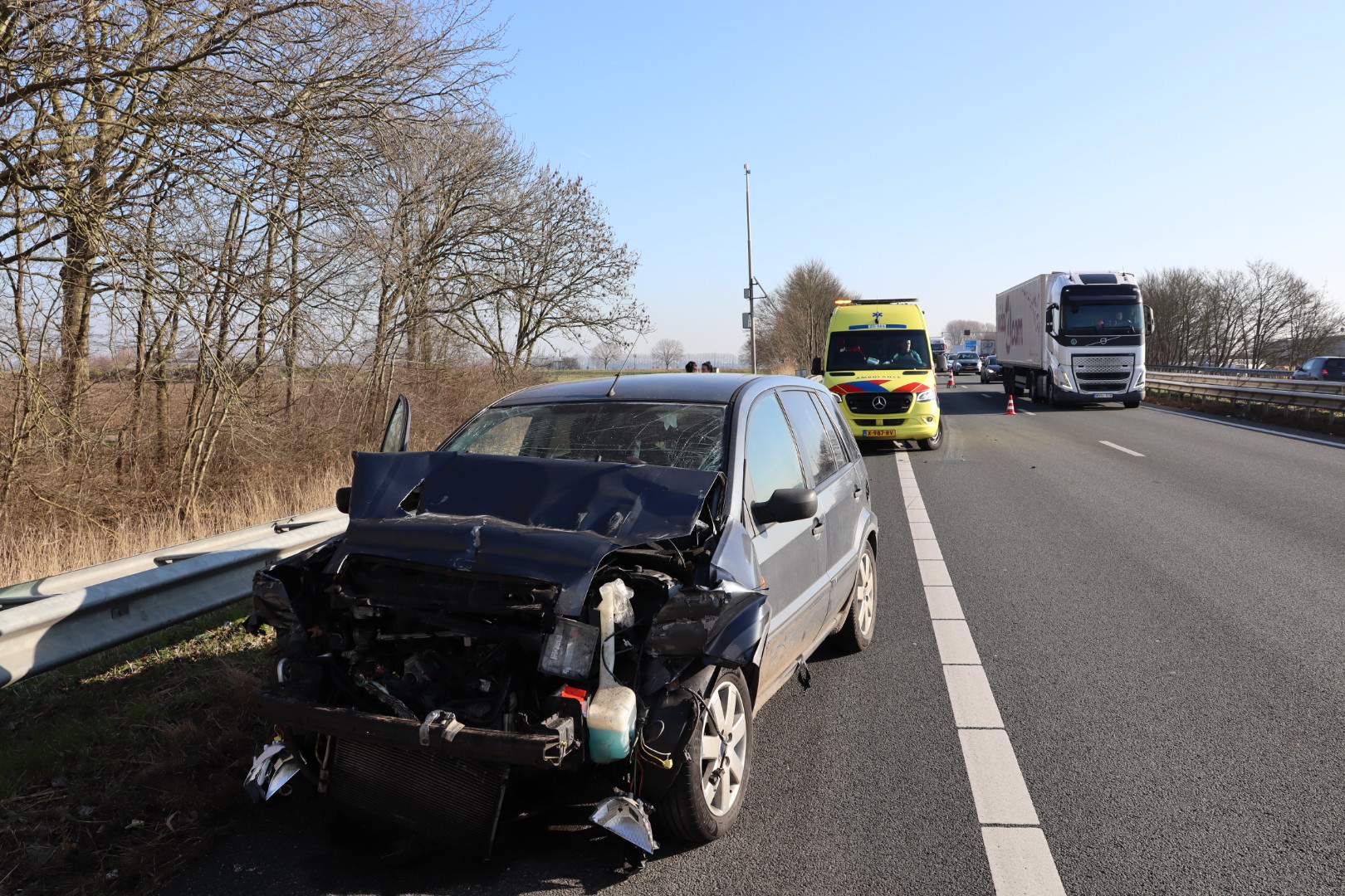 Automobilist botst achterop vrachtwagen op snelweg - 112 Nederland