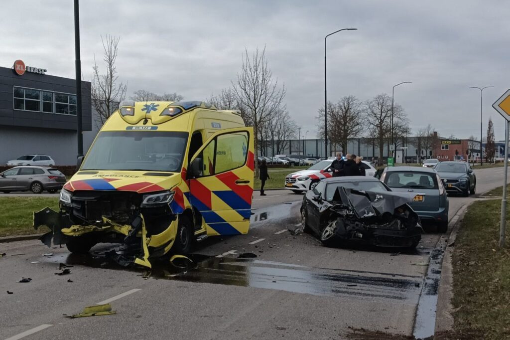 VIDEO: Ambulance met toeters en bellen botst frontaal op auto - 112 Nederland