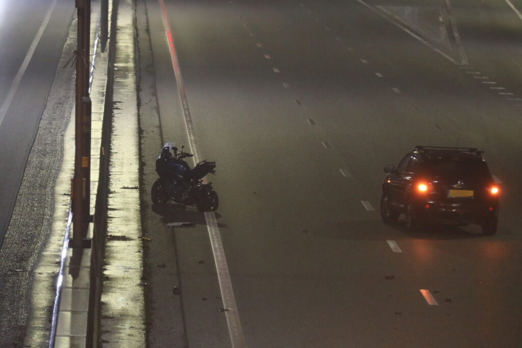 Ernstig ongeval met motorrijder op snelweg; weg nog hele avond dicht - 112 Nederland