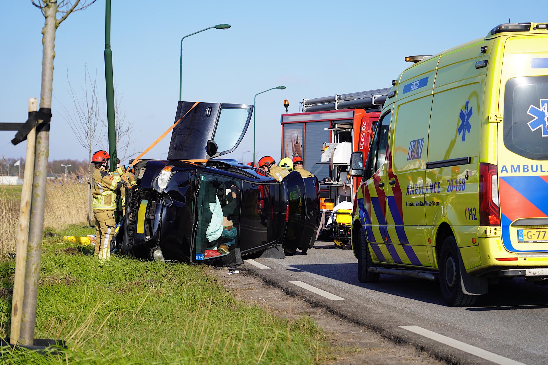 Vrouw crasht met auto en belandt op zijkant - 112 Nederland