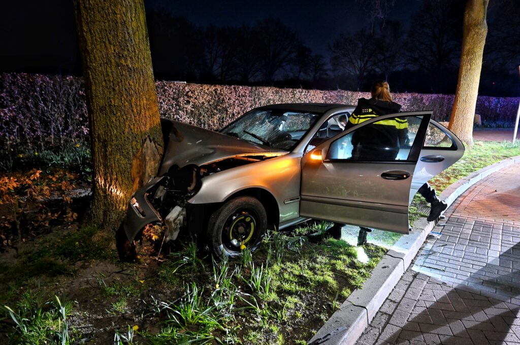 Twee gewonden bij botsing tegen boom waar eerder fatale zwerfkei lag - 112 Nederland