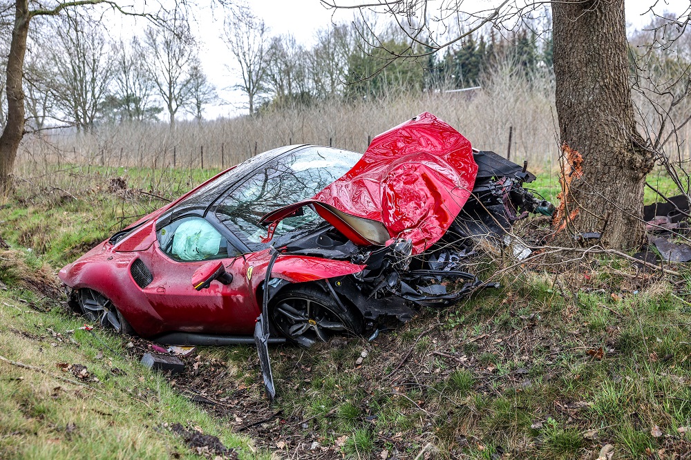 Ferrari crasht tegen boom, bestuurder gewond - 112 Nederland