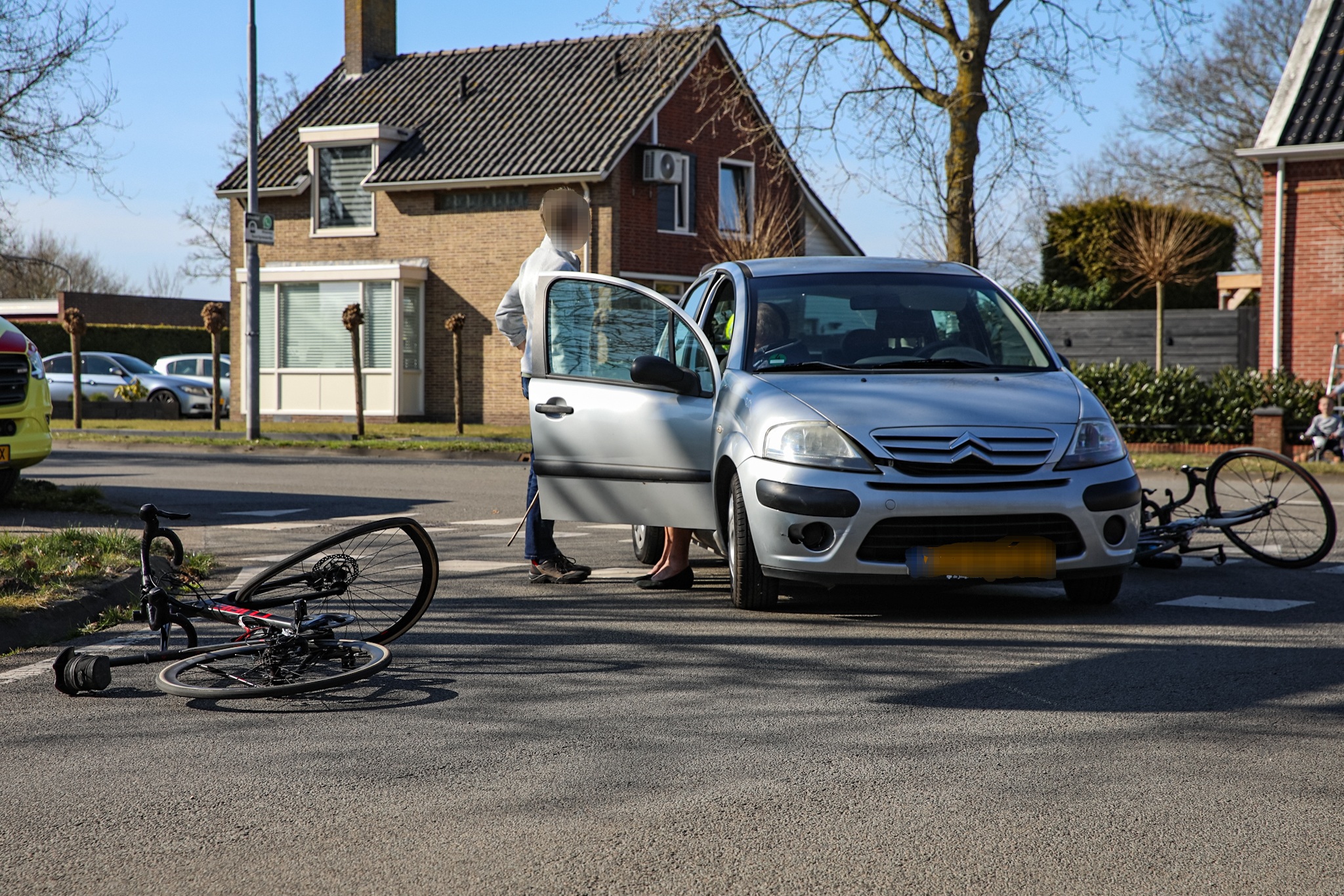 Wielrenner gewond bij aanrijding, dure fiets zwaar beschadigd - 112 ...