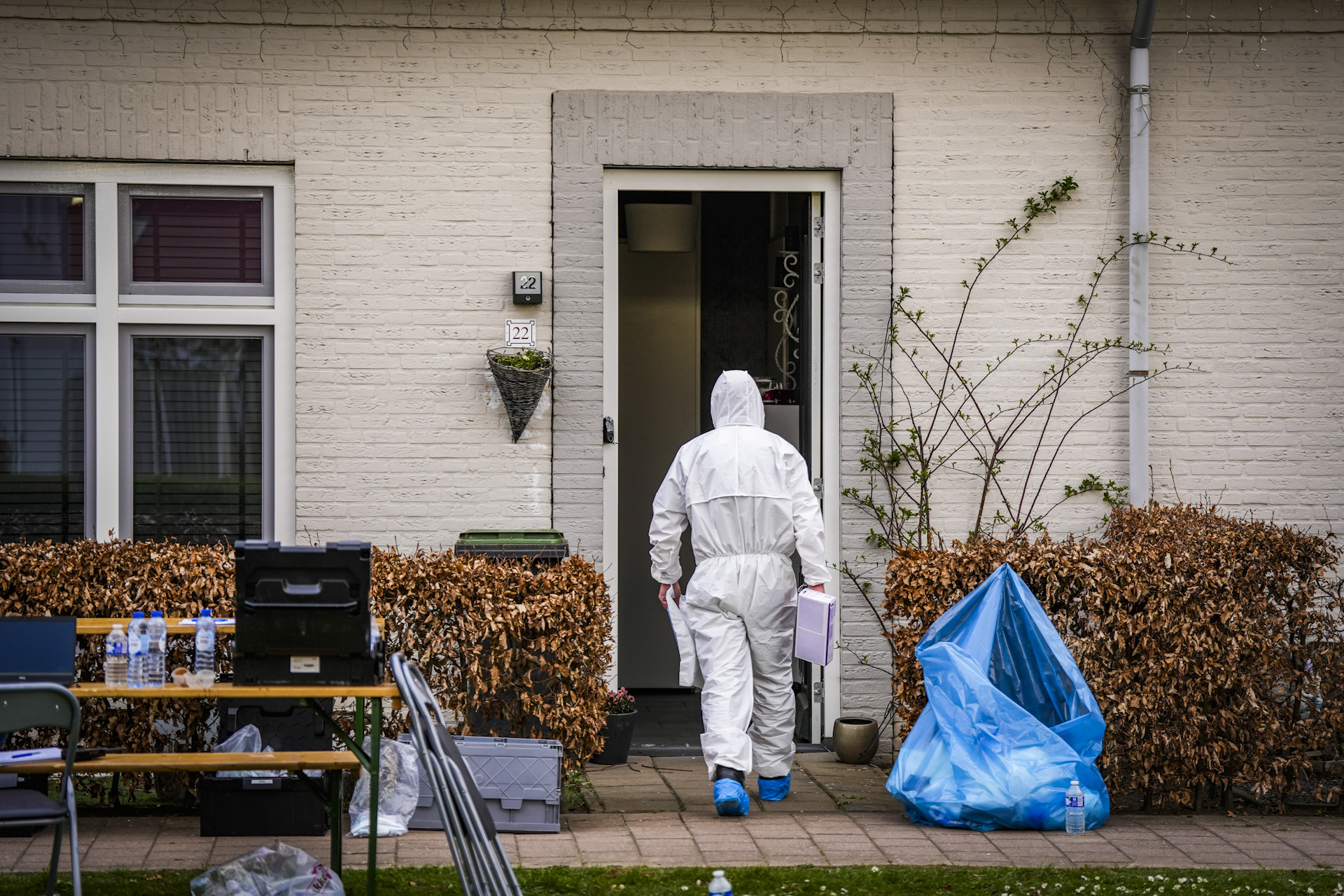 Vrouw ligt zwaargewond in huis, man aangehouden - 112 Nederland