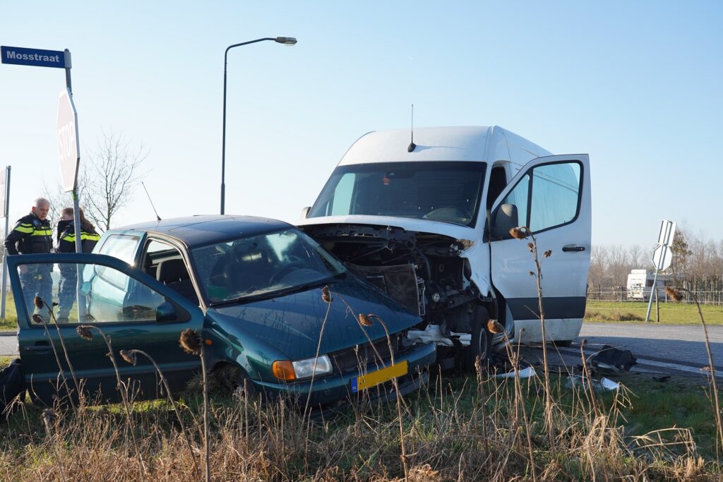 Automobiliste gewond bij botsing met bestelbus - 112 Nederland