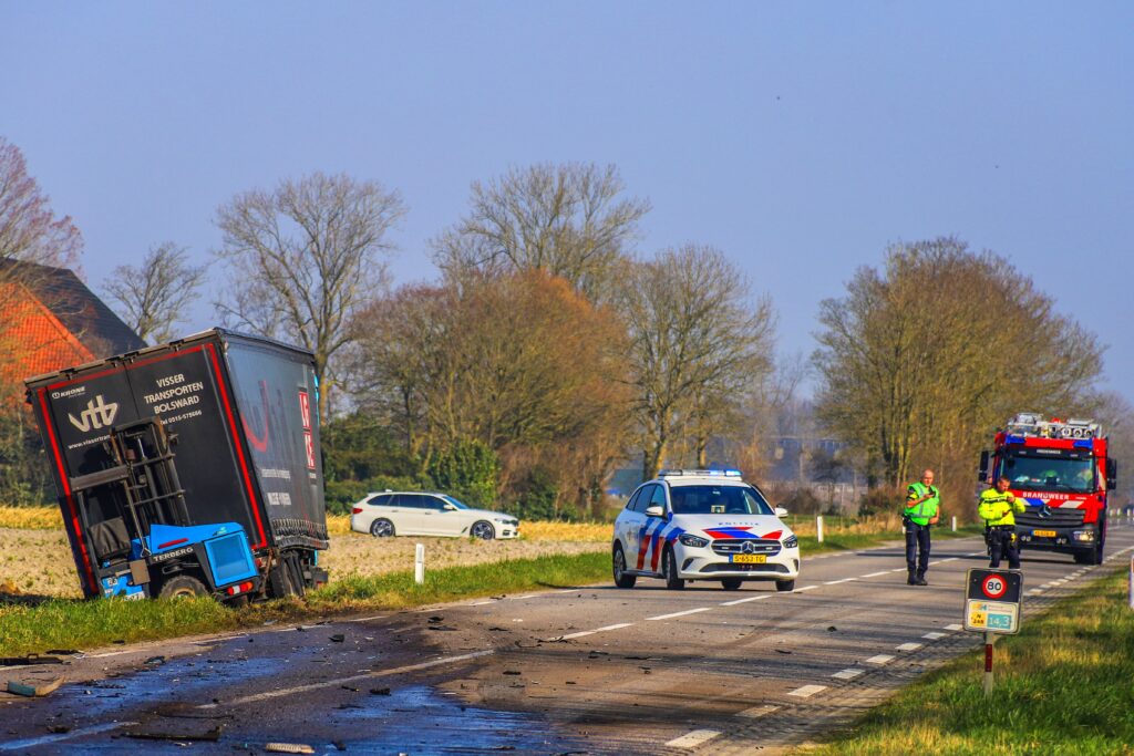 Dode bij frontale botsing tussen auto en vrachtwagen - 112 Nederland