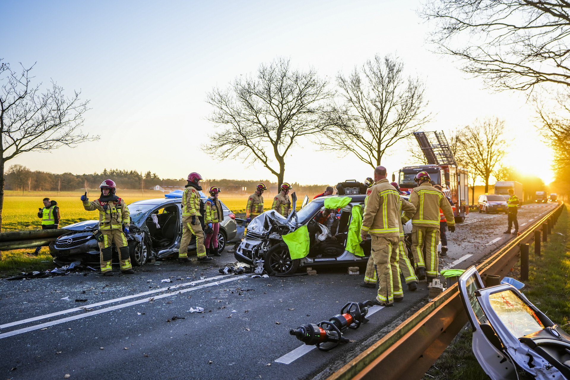 Hond overleden bij frontale botsing tussen twee auto’s, inzittenden gewond - 112 Nederland