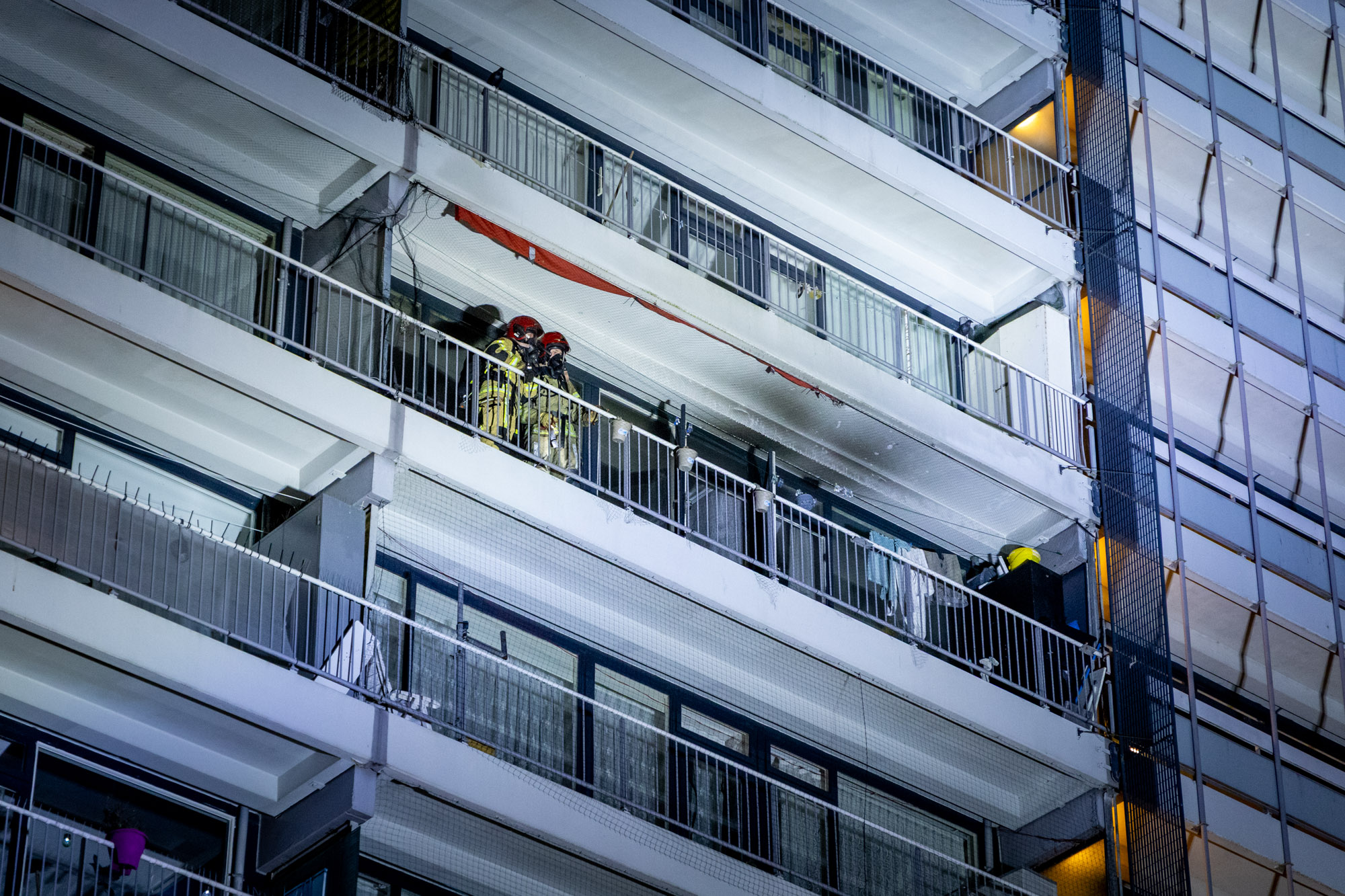 Grote brand in flatgebouw: omliggende woningen ontruimd - 112 Nederland