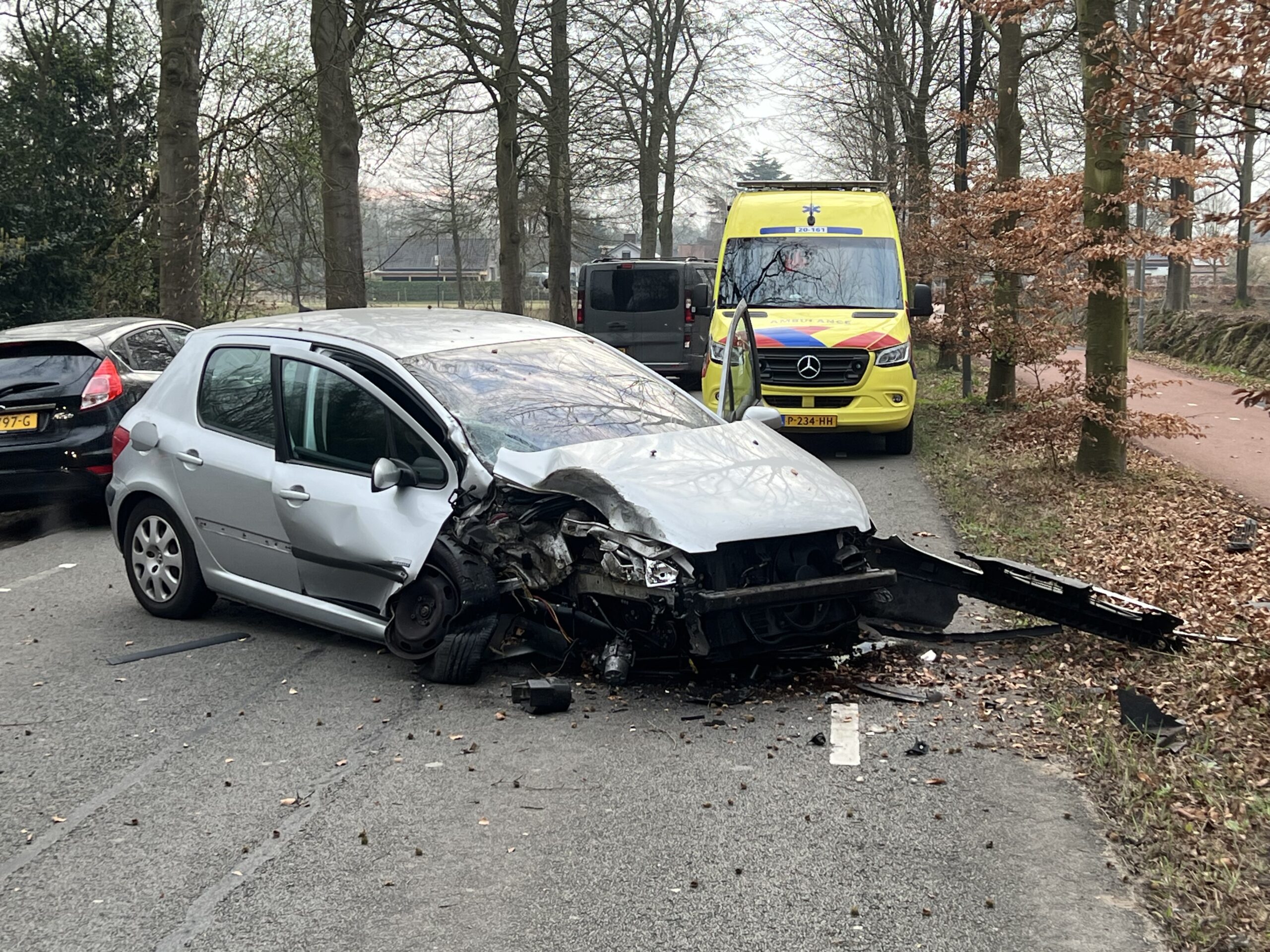 Auto botst tegen boom, bestuurder in ambulance behandeld - 112 Nederland