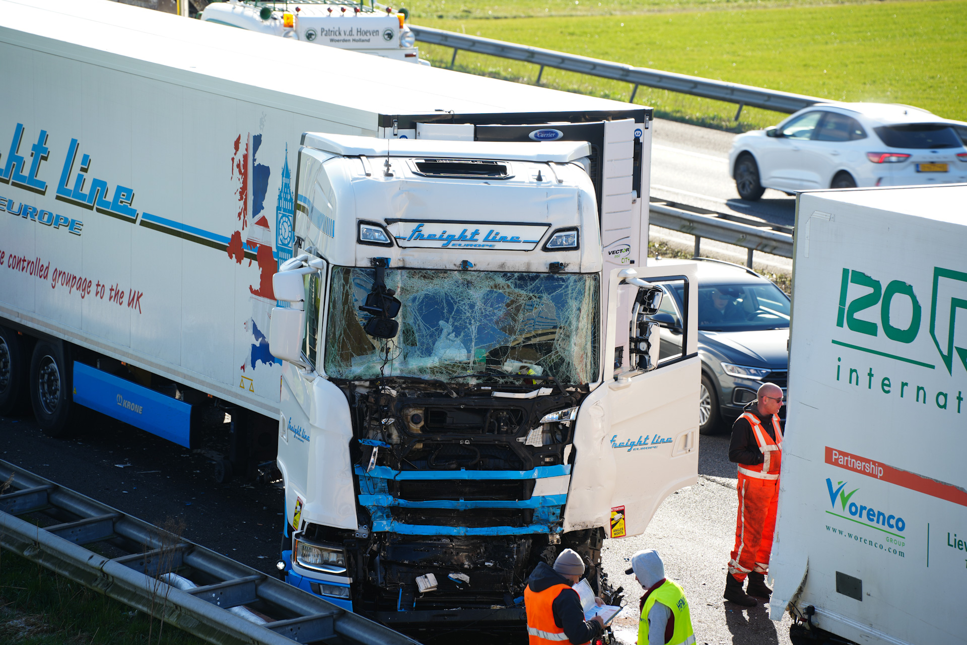 Drie vrachtwagens botsen achterop elkaar op A59, verkeer omgeleid - 112 Nederland