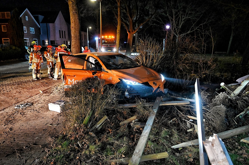 Automobilist veroorzaakt ravage, weg bezaaid met brokstukken - 112 Nederland