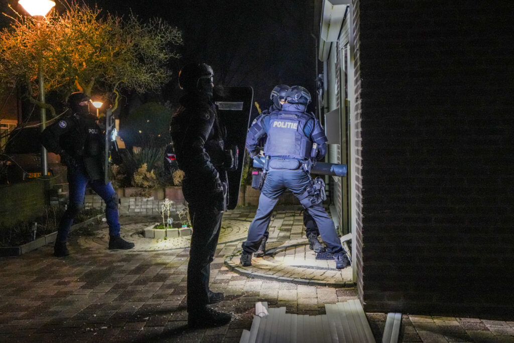 [FOTO EN VIDEO] Meerdere arrestaties en invallen bij grootschalige politieactie - 112 Nederland