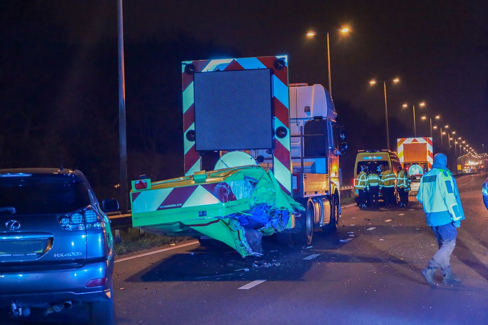 Ravage doordat auto tegen pijlwagen botst - 112 Nederland