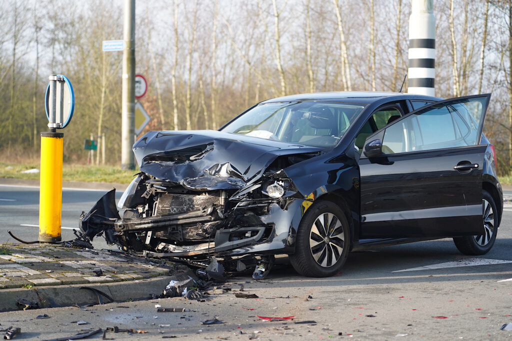 Veel schade na botsing met twee auto’s op kruising - 112 Nederland