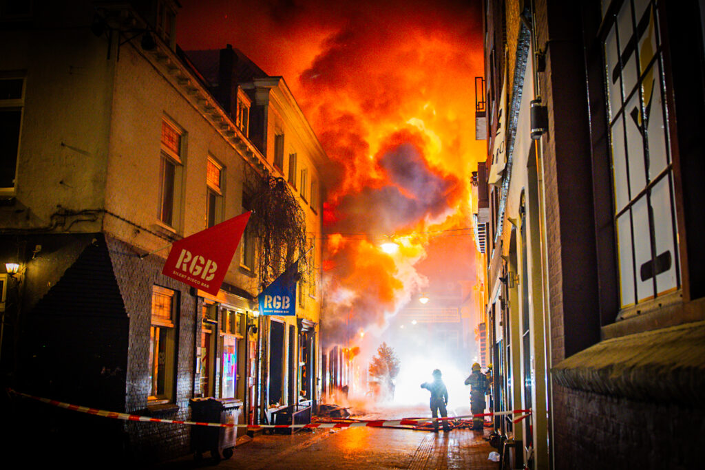 UPDATE: Zeer grote brand in Arnhemse binnenstad: meerdere panden en woningen getroffen - 112 ...