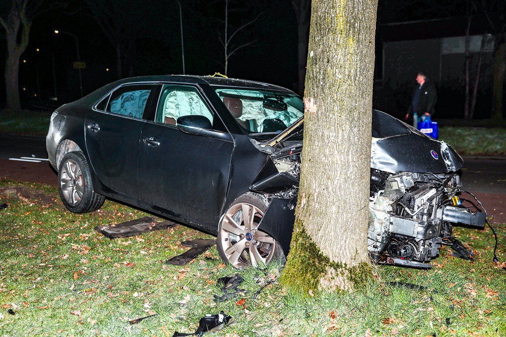 Automobilist valt in slaap en botst tegen boom - 112 Nederland