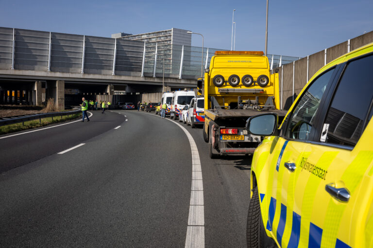 Twee doden bij ongeval tussen motor en vrachtwagen op A20 bij Schiedam - 112 Nederland