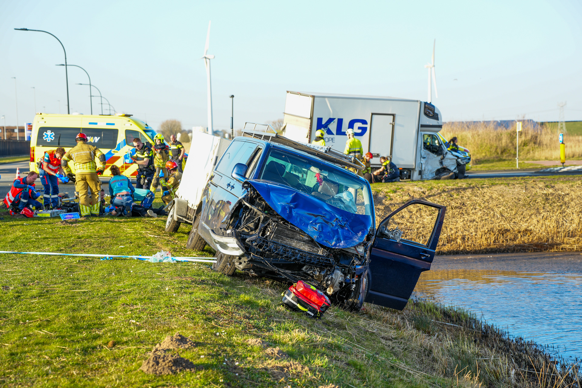 Ernstig gewonde na botsing tussen bestelbus en bakwagen - 112 Nederland