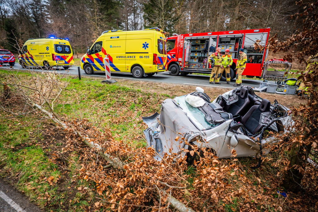 Automobilist zwaargewond na crash - 112 Nederland