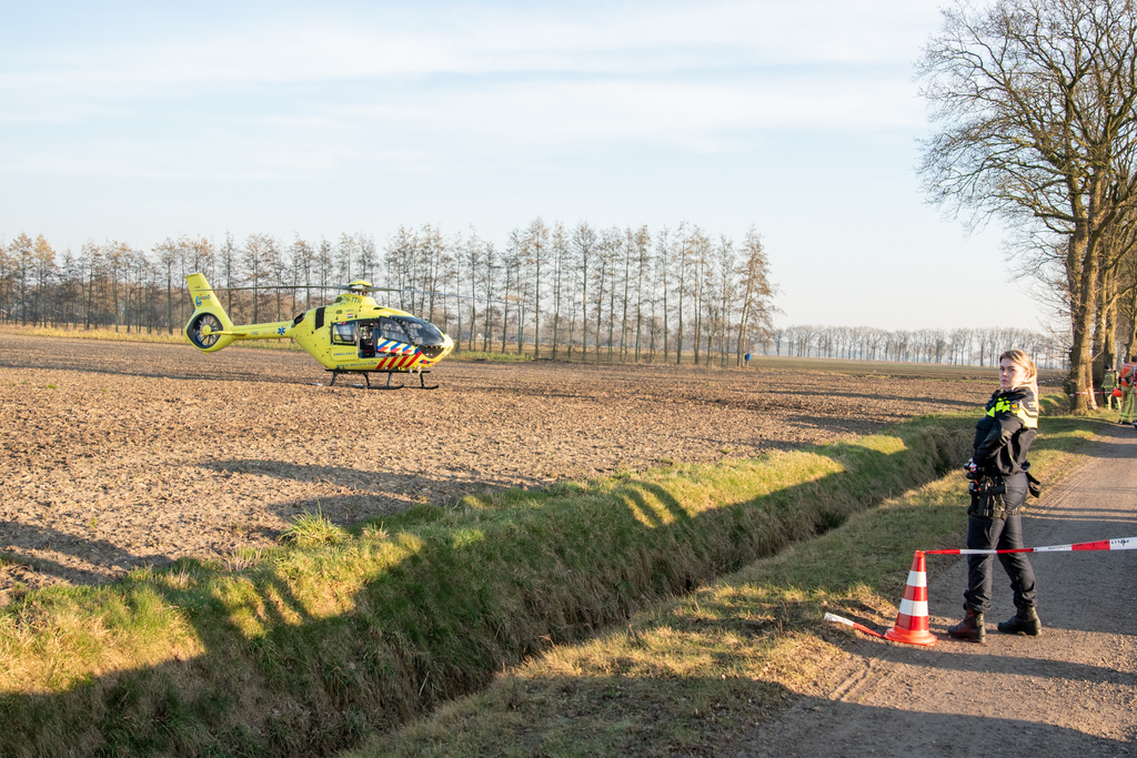 Automobilist zwaargewond na crasht tegen boom, traumahelikopter geland - 112 Nederland