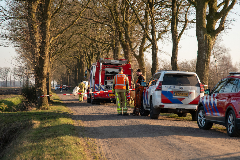 Automobilist zwaargewond na crasht tegen boom, traumahelikopter geland - 112 Nederland