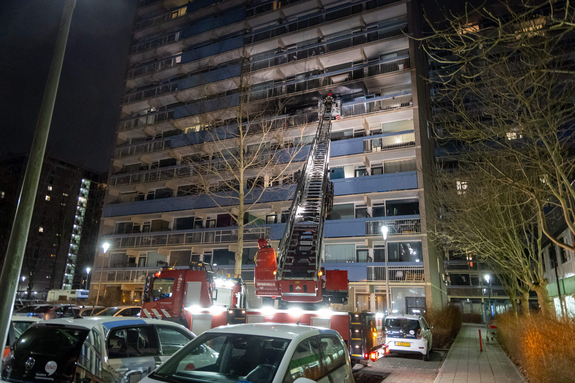 Grote brand in flat, meerdere woningen onbewoonbaar - 112 Nederland
