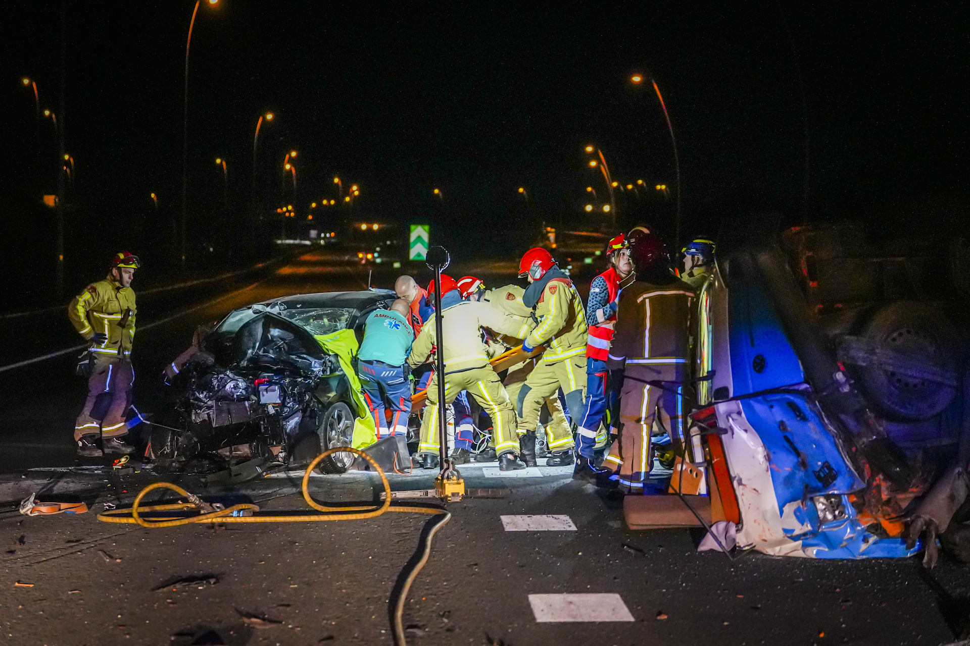 Snelweg afgesloten na ernstig ongeval met meerdere voertuigen - 112 Nederland