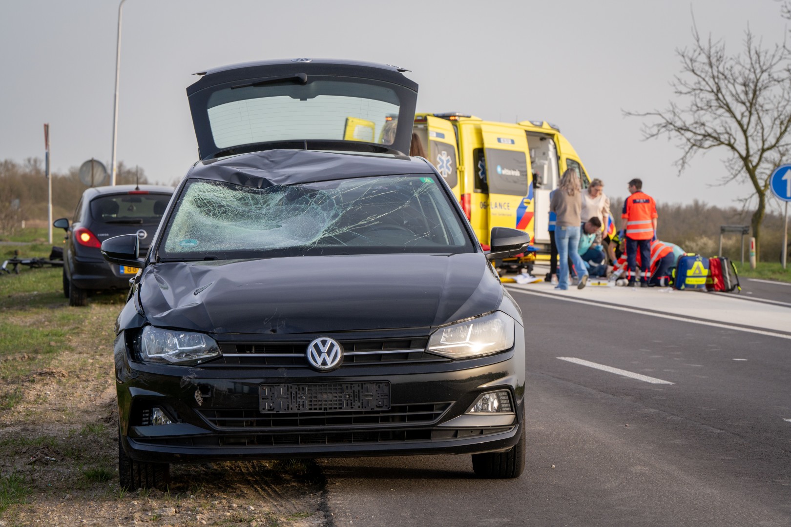 Zwaargewonde bij ongeval tussen auto en fiets: traumahelikopter ingezet ...