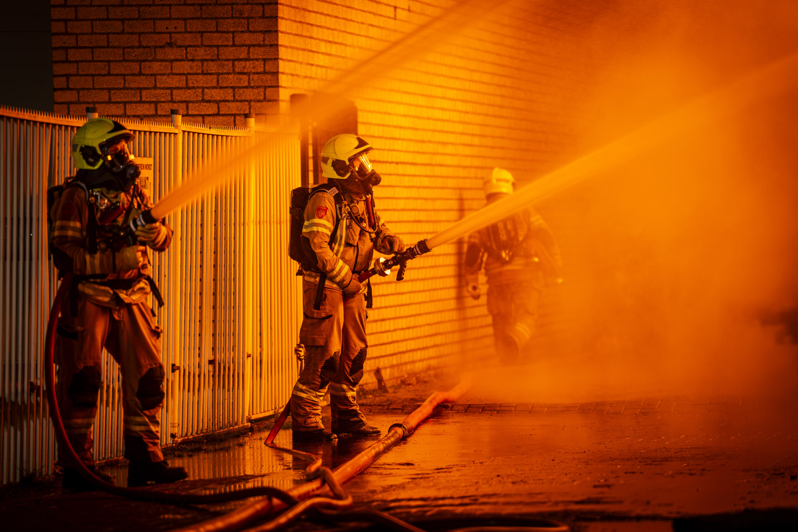 Grote brand verwoest huis en loods op woonwagenkamp - 112 Nederland